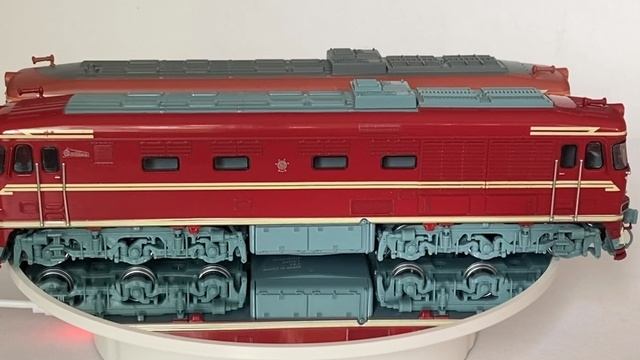 Модели тепловозов ТЭП10 из серии «Наши поезда» (первый выпуск и перевыпуск)