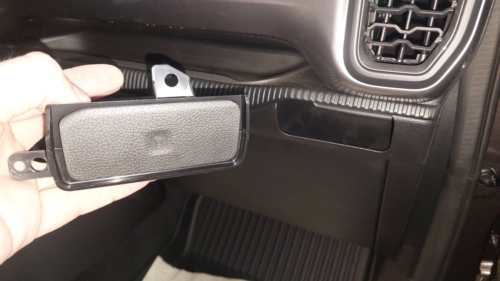 Установка подстаканника на автомобиль Ford Ranger P789