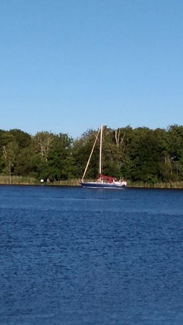 ЯХТА В ЗАЛИВЕ