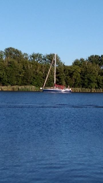 ЯХТА В ЗАЛИВЕ