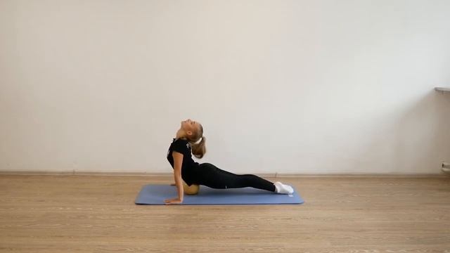 Кошечка по мячику