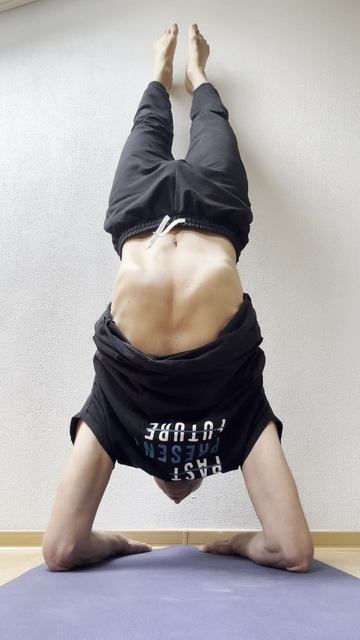 Пинчамаюрасана у стены