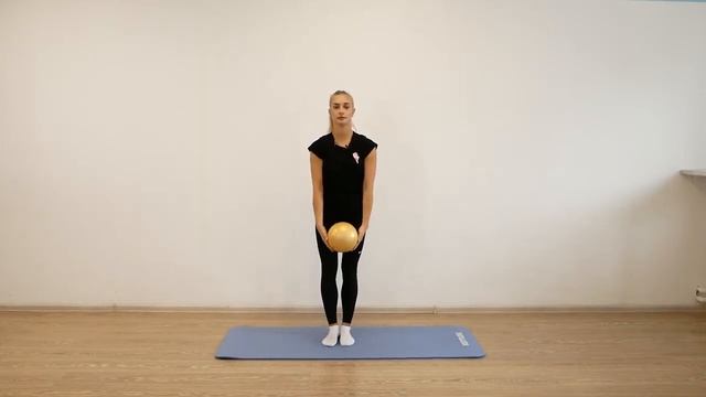 Бросок и ловля мяча двумя руками