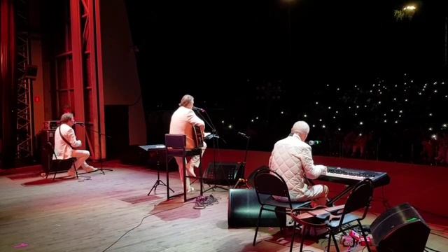 Олег Митяев и зрители- "Крепитесь люди, скоро лето!" Екатеринбург,Ural Music Night «Ночь музыки».