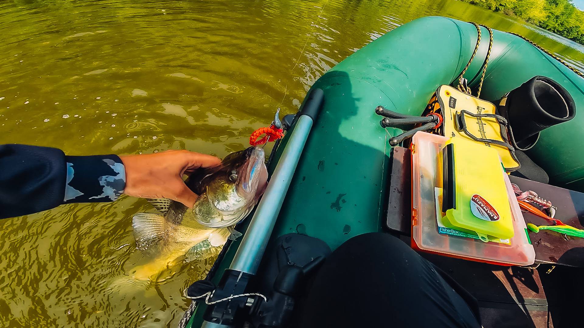 Как ловить судака с лодки в корягах в начале лета. Ловля судака с лодки на джиг[Пора ловить судака]
