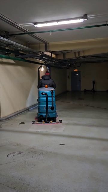 Wellland FD85 убирает бетонное покрытие на подземном паркинге