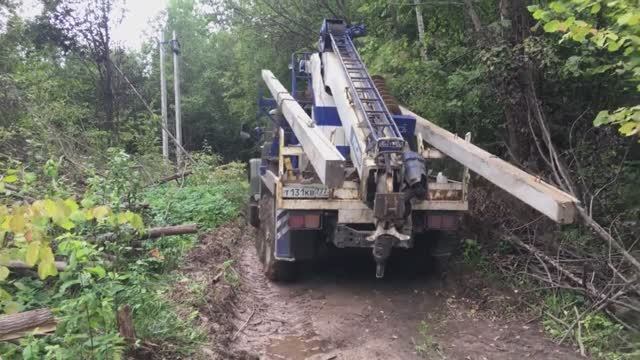 Установка столбов под электричество / Монтаж СИП кабеля/ Ямобур вездеход зил.