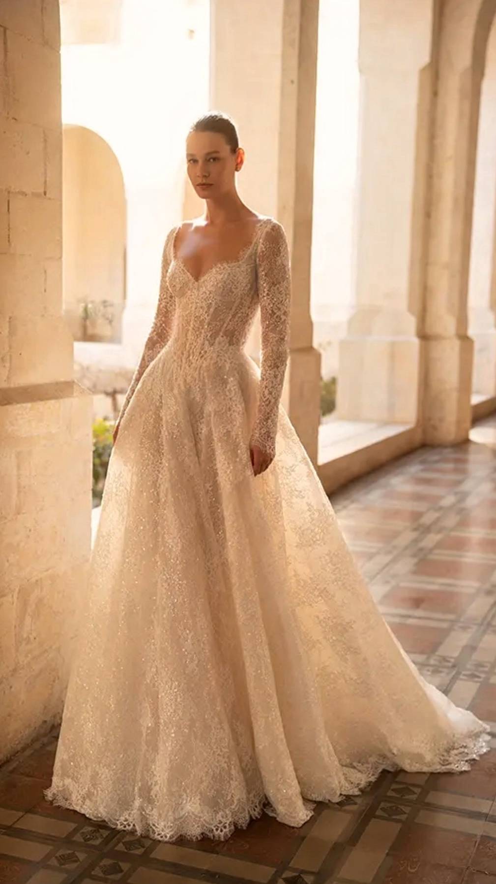 Кружевное свадебное платье А-силуэта с длинными рукавами Петра. #свадебноеплатье #домневесты