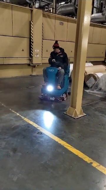 Wellland FD100 убирает помещение на производстве