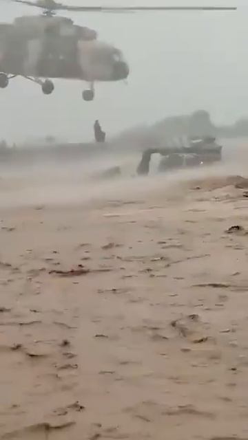 Ми-8 ВВС Афганистана проводит спасательную операцию