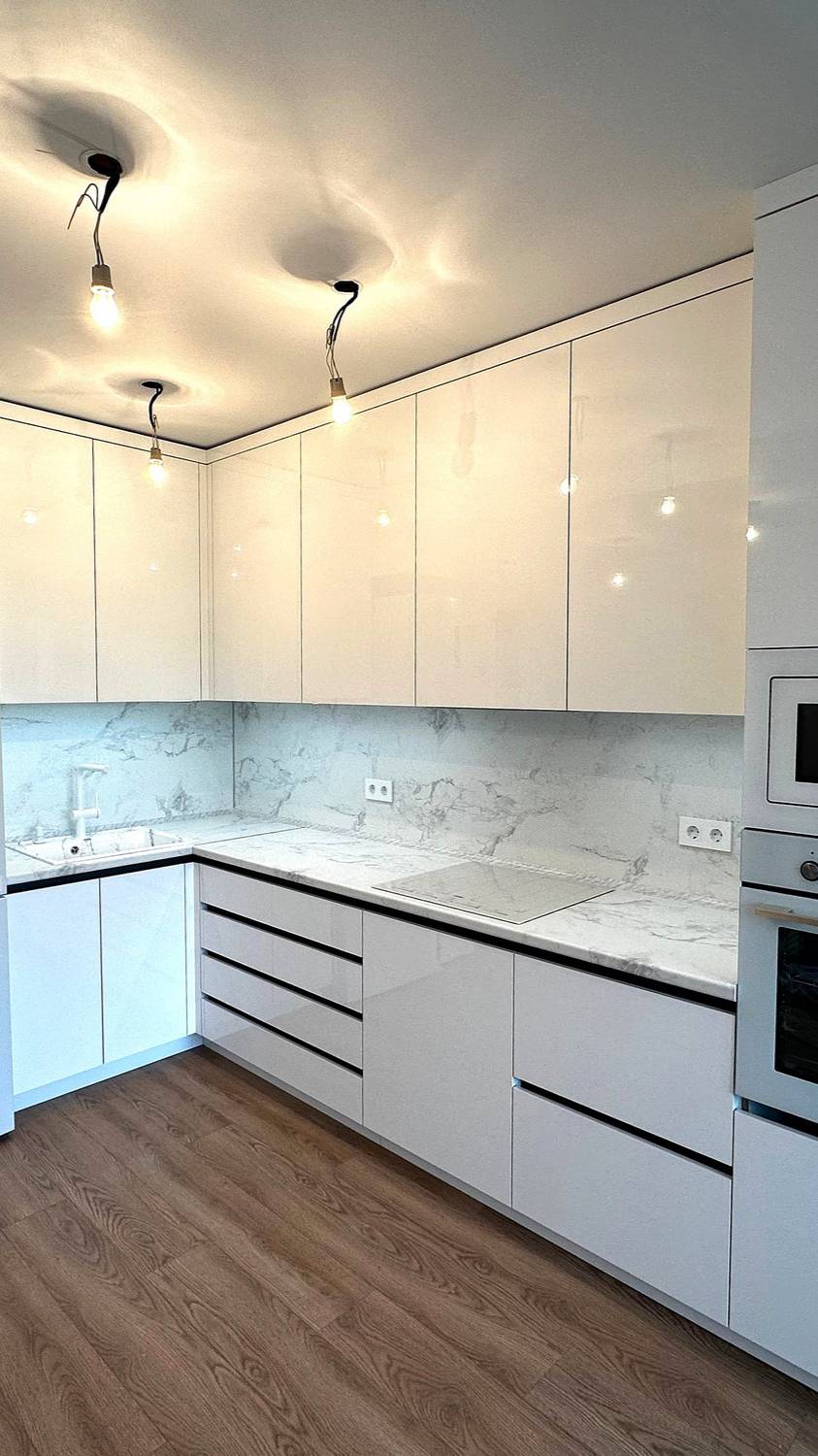 Дайон - угловая современная глянцевая белая кухня без ручек под потолок на заказ в Москве, Владимире