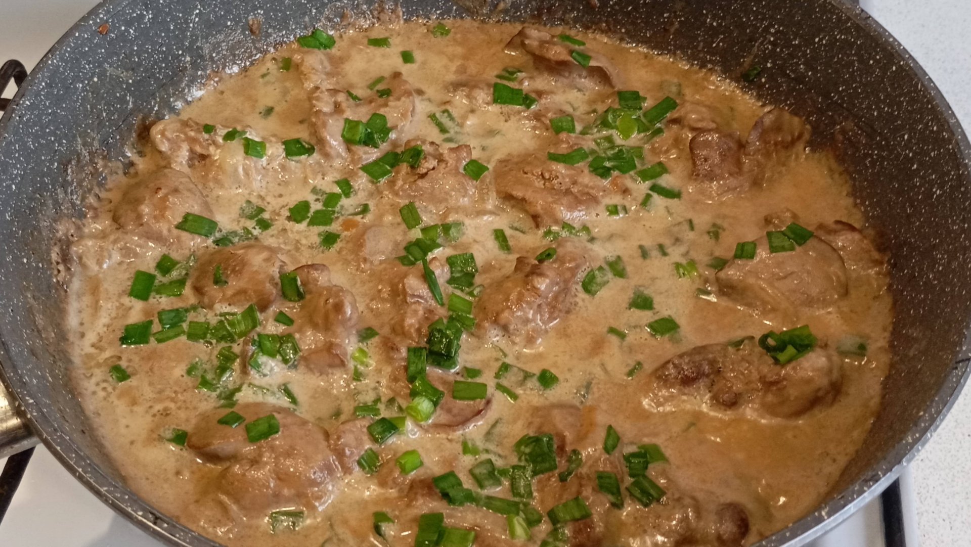 Вкусная нежная Куриная Печень со сметаной и луком на сковороде.