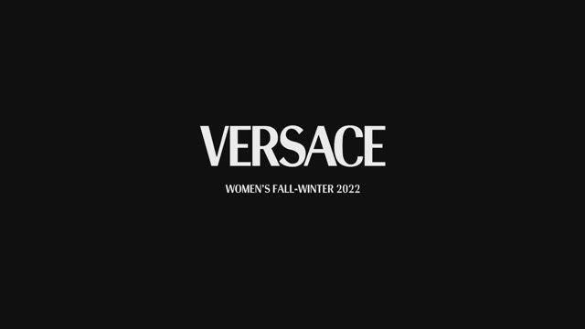 Показ женской коллекции Versace осень-зима 2022-2023