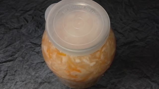 Капуста квашеная, с яблоком и мёдом