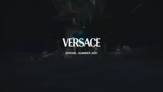 Показ коллекции Versace весна-лето 2021