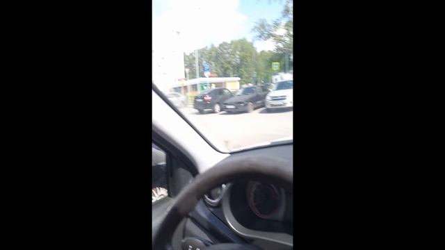 Проклеил накладки передних стоек виброй и "пирамидками"