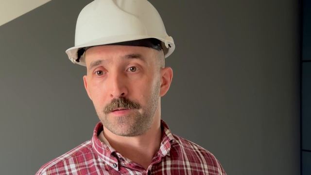 Строитель. Актер Евгений Кевич.