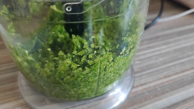 Замораживаю чесночные стрелки на зиму храним в морозилке...