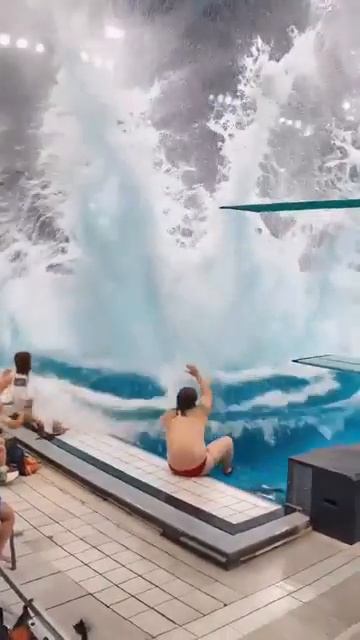 Разрушила бассейн! )))