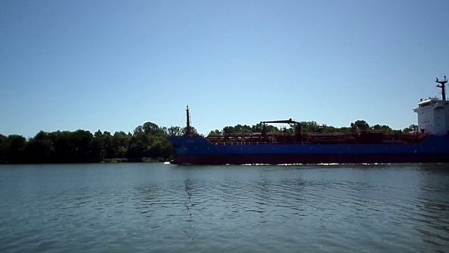 ТАНКЕР В СУДОХОДНОМ КАНАЛЕ.