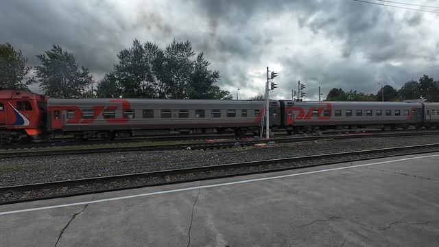 ТЭП70БС-144 с пассажирским поездом отправляется со станции Узловая (Тульская область)