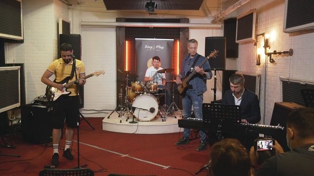 Музыкальная группа (band) созданная в музыкальной школе Sing & Play в Москве.