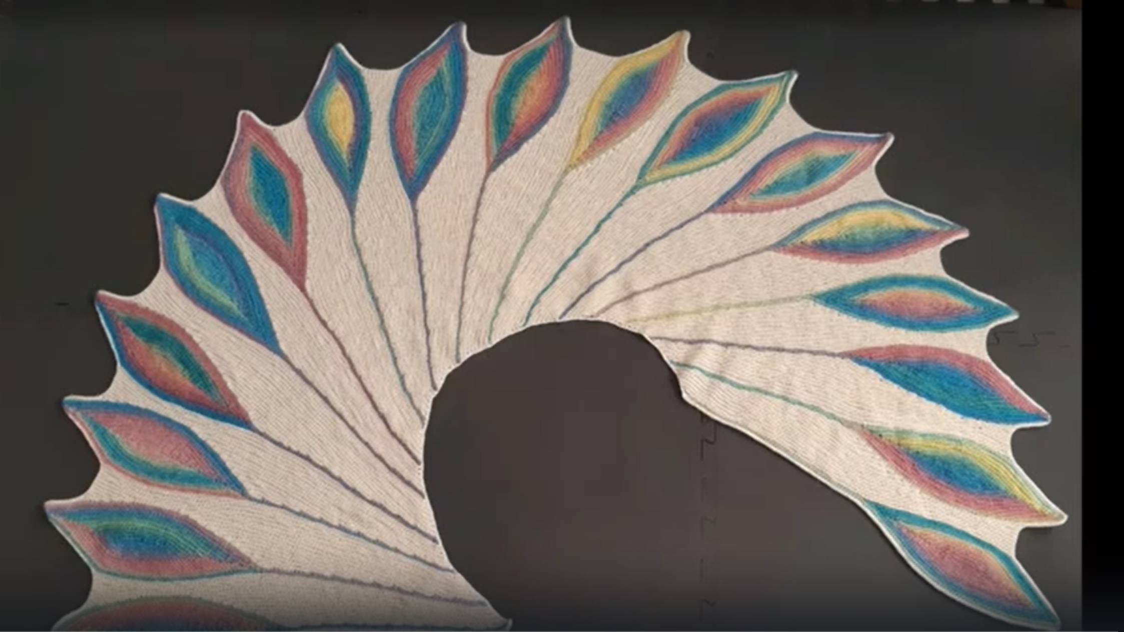 Вяжем спицами поворотными рядами листик для шали