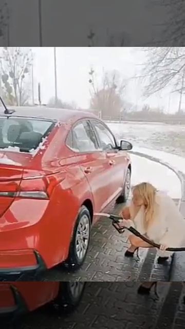 Блондинка на заправке. Она точно на права сдавала?