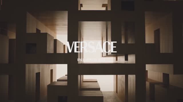 Показ коллекции Versace осень-зима 2021-2022