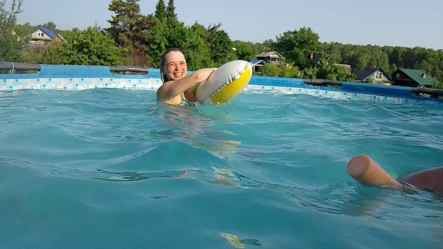 Купаюсь в купальнике на даче в бассейне, прыгаю, ныряю, плаваю. Очень классно