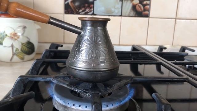 Капучино во френч-прессе | горячий бутерброд на завтрак | кофе в турке