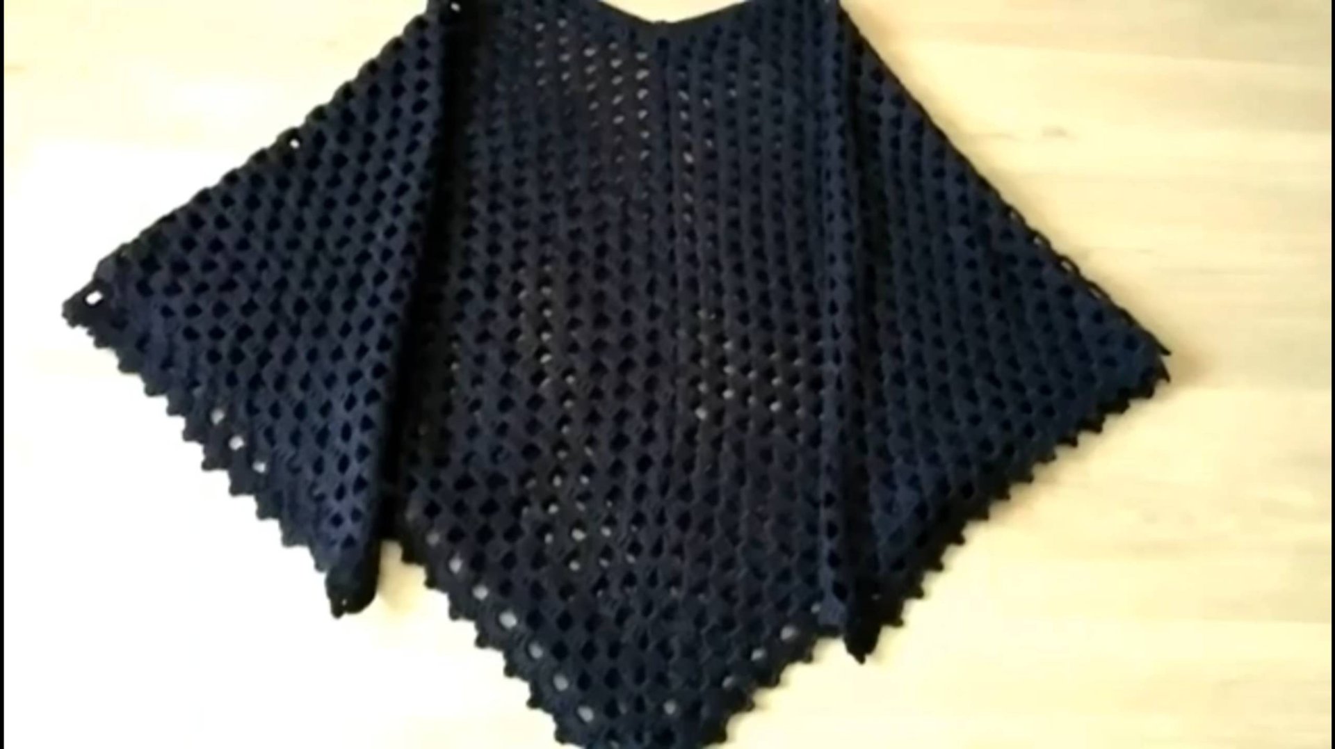 Вязаное пончо крючком.