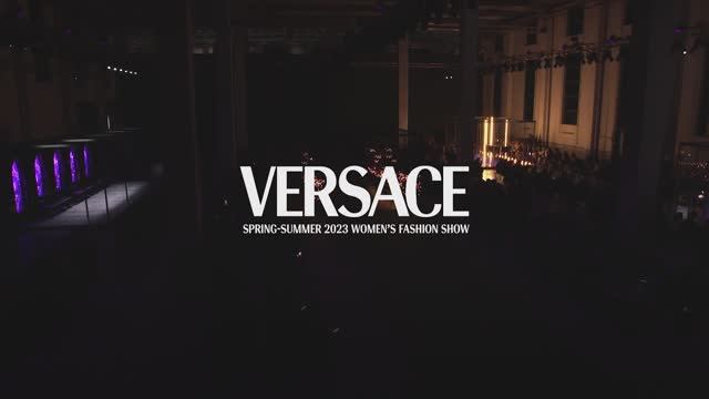 Показ женской коллекции Versace весна-лето 2023
