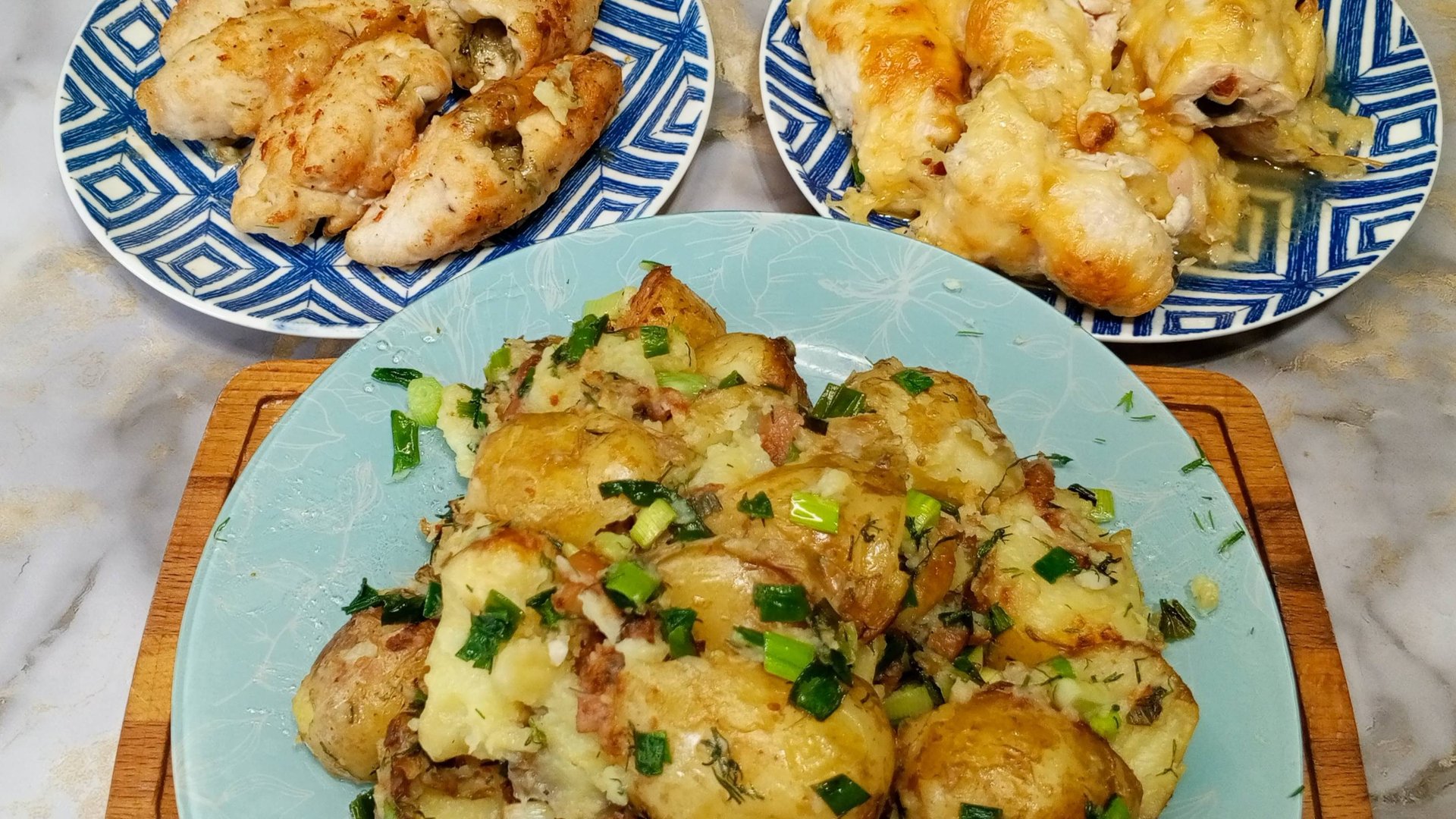 Сегодня мы приготовим два вида  куриных рулетиков с разными начинками и запечем картофель с салом.