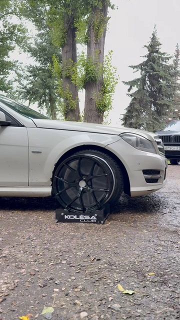 Mercedes С class на примерке дисков в 18-ом диаметре