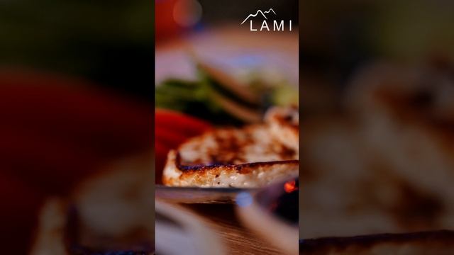 ЛамБургер LAMI с трюфельным домашним майонезом, куриной котлетой, свежей рукколой.