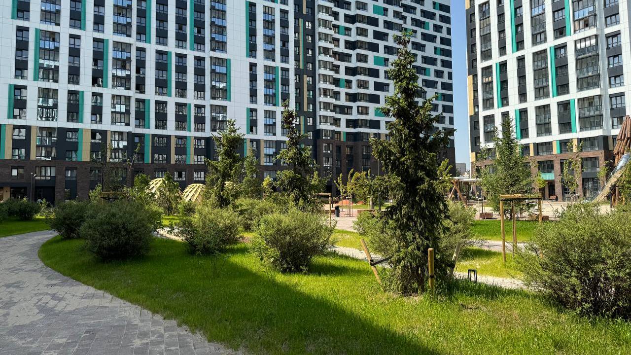 ЖК Сибирь, 2025 год. Детская площадка, строительство Жилого дома №7