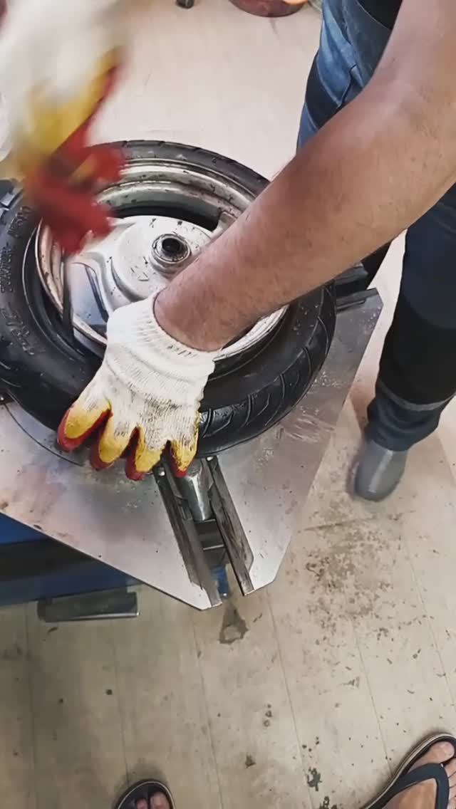 Шиномонтаж колеса скутера. 3