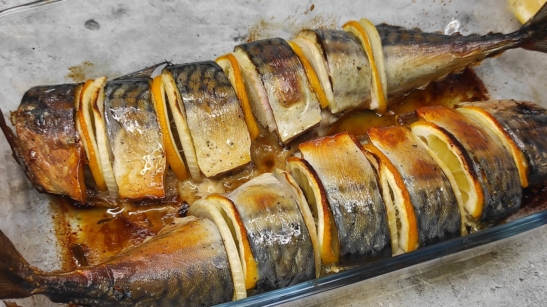 Очень ПРОСТО  и ВКУСНО! Запечённая СКУМБРИЯ с лимоном и луком в ДУХОВКЕ.