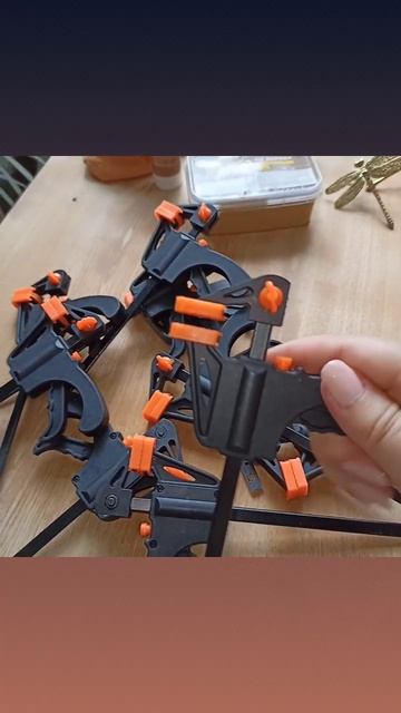 Продолжается зачистка поверхностей серванта