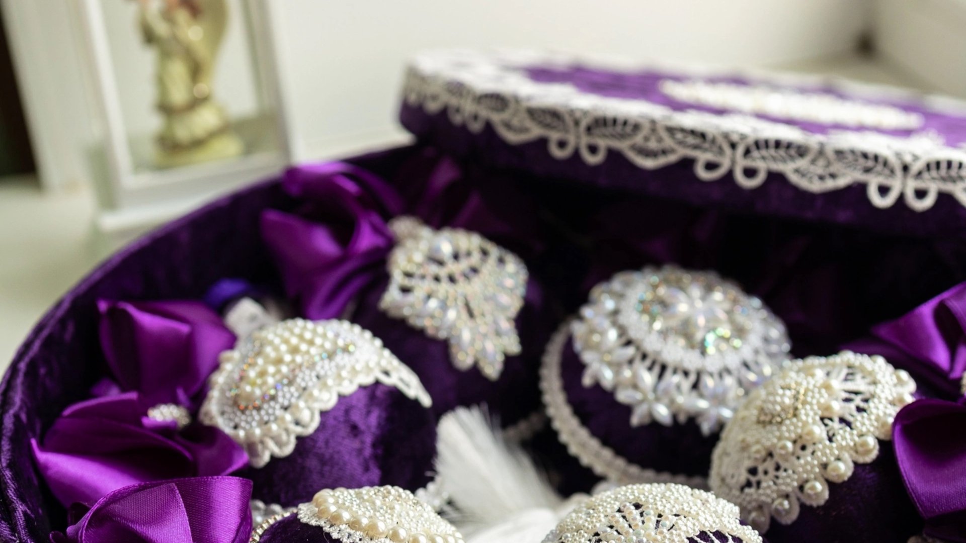 Из старой картонной коробки делаю нарядную
упаковку для елочных шаров. Декор коробки.