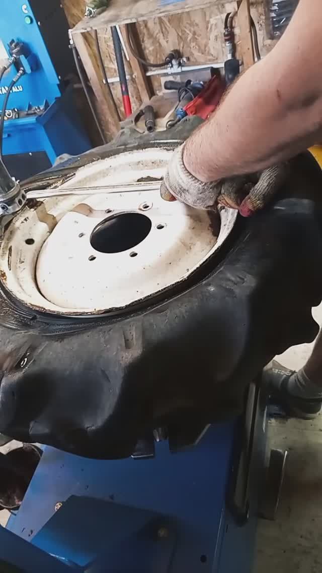 Ремонт и шиномонтаж колеса трактора