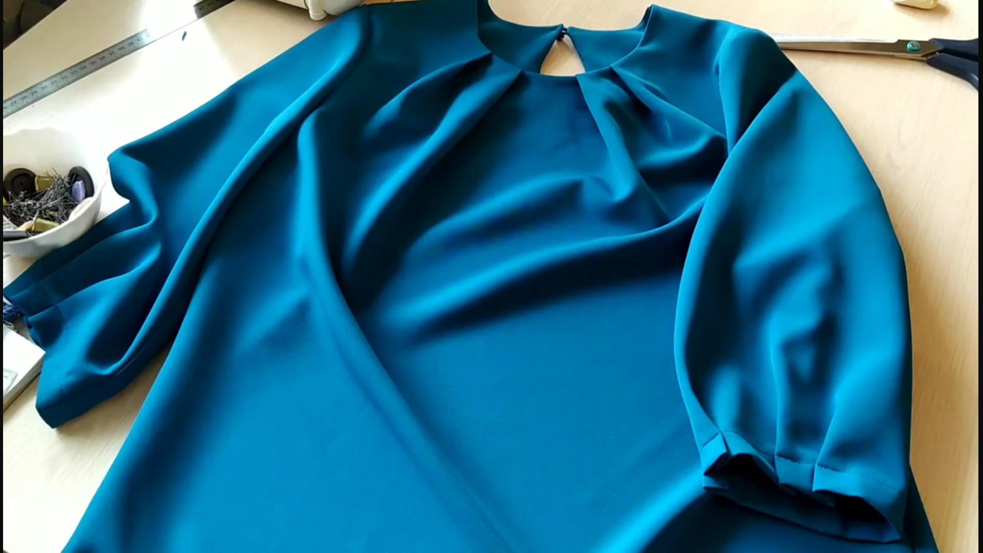 Защипы по низу рукава.