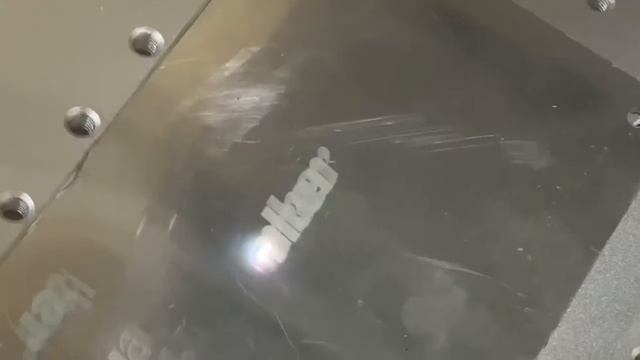 Гравировка стекла ультрафиолетовым лазерным маркером LiMark UV 3W.