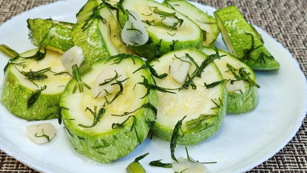 Кабачки малосольные.