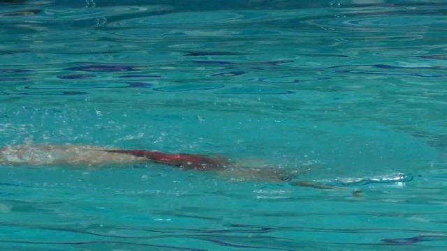 Красивая купальщица в бассейне