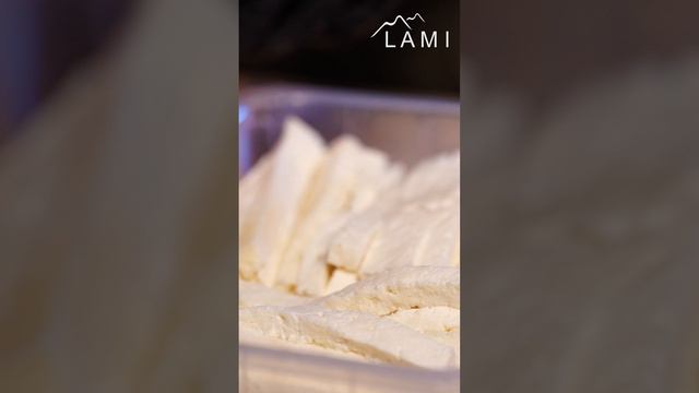 Спринг-ролл с сыром LAMI и соусом подкопчённый айоли