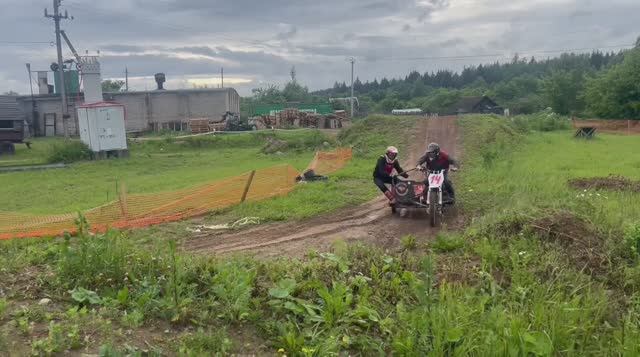 Мотоцикл Урал с коляской мотокросс. Мини тренировка на мини трассе.