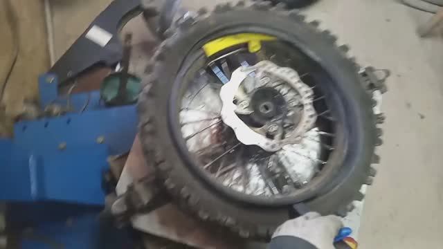Шиномонтаж колеса пидбайка с буксатором