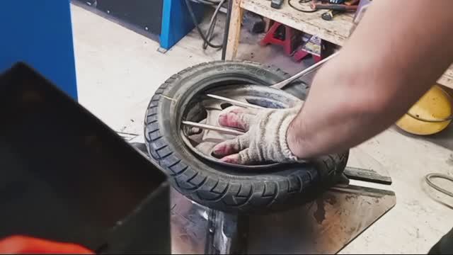 Шиномонтаж колеса скутера 2